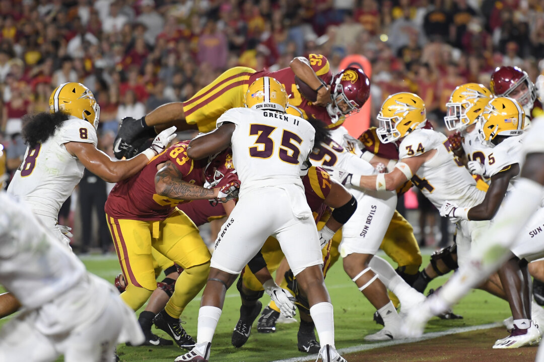 Caleb Williams Runs, Passes No. 6 USC Past Arizona St. 42–25 | The Epoch Times