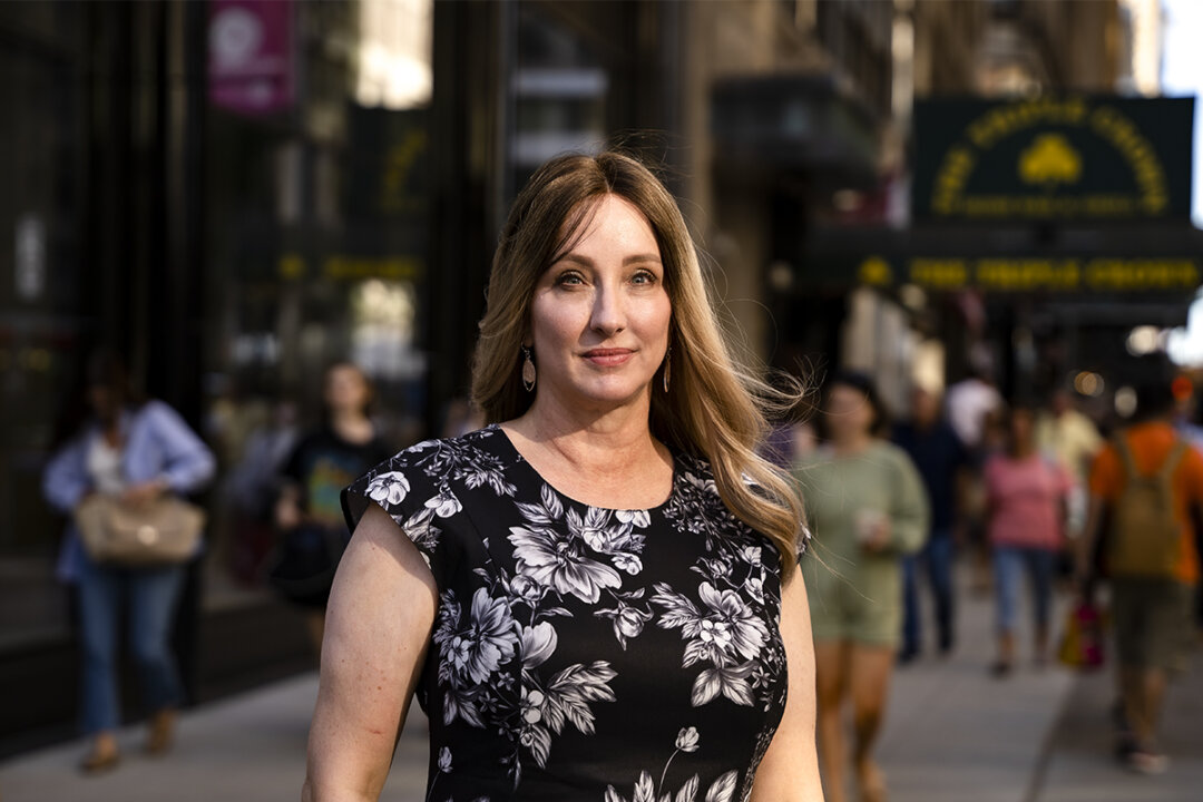 White Lawyer Invokes Civil Rights Act Against Employer | The Epoch Times