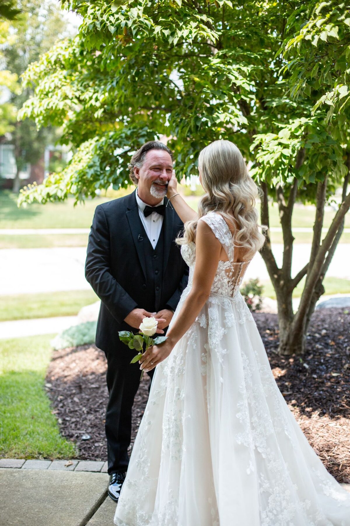 VIDEO: Doting Dad Never Lets His Daughter Leave Without a Fresh Rose ...