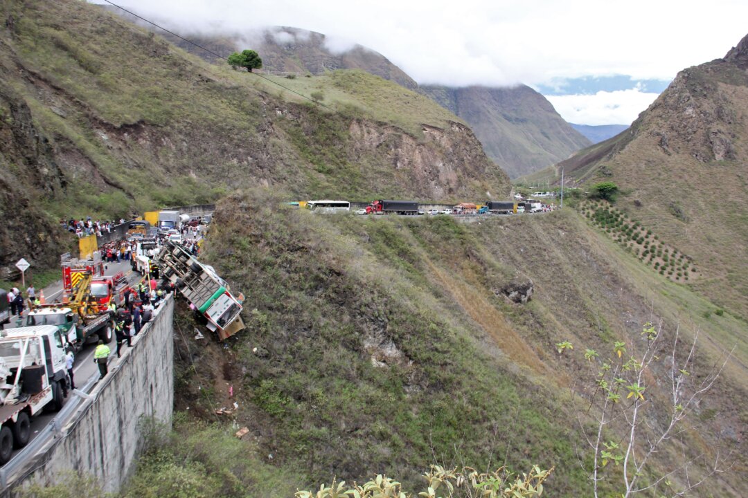 Colombian Bus Crash Kills at Least 20 | The Epoch Times