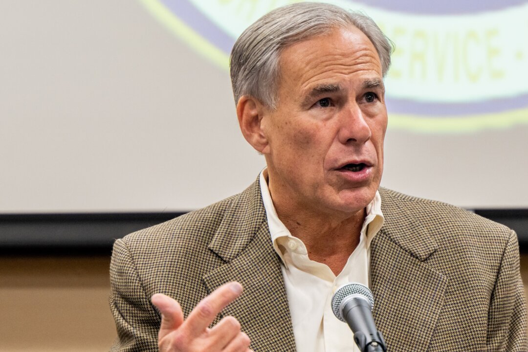 Texas Gov. Abbott Calls on Courts to Uphold Title 42 Border Rule | The ...