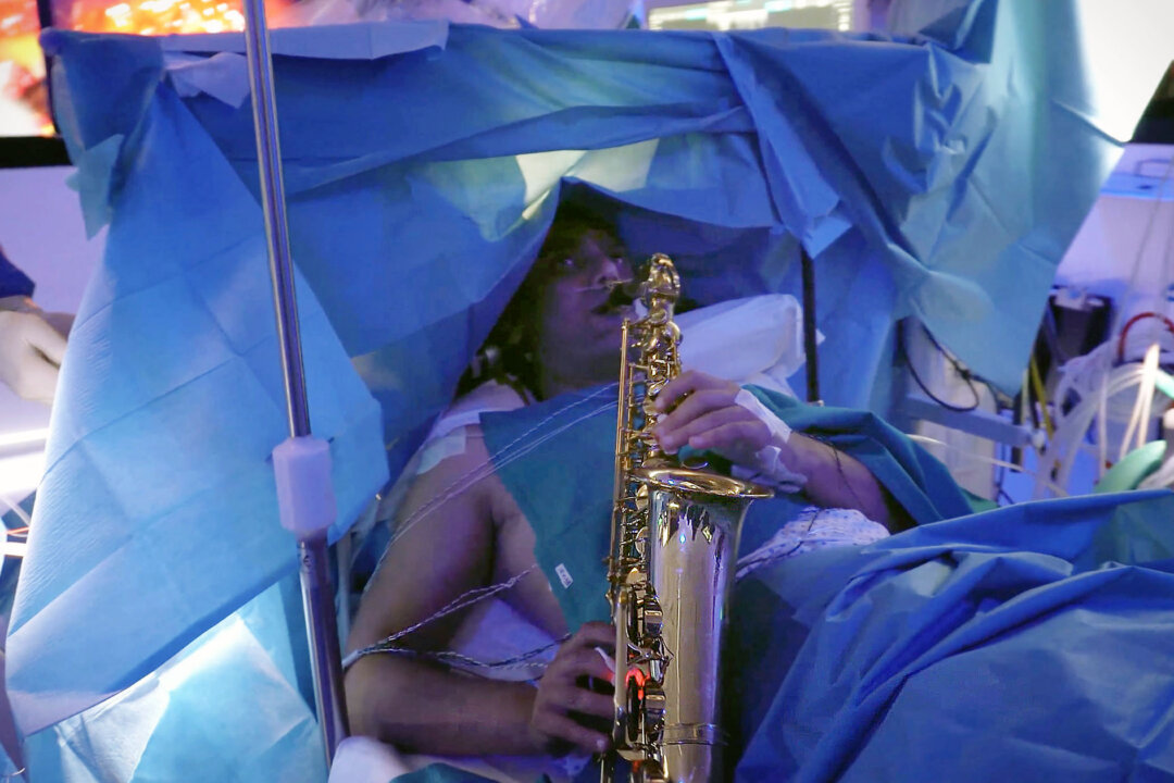 Musician With Brain Cancer Plays Saxophone During 9-Hour Brain Surgery ...