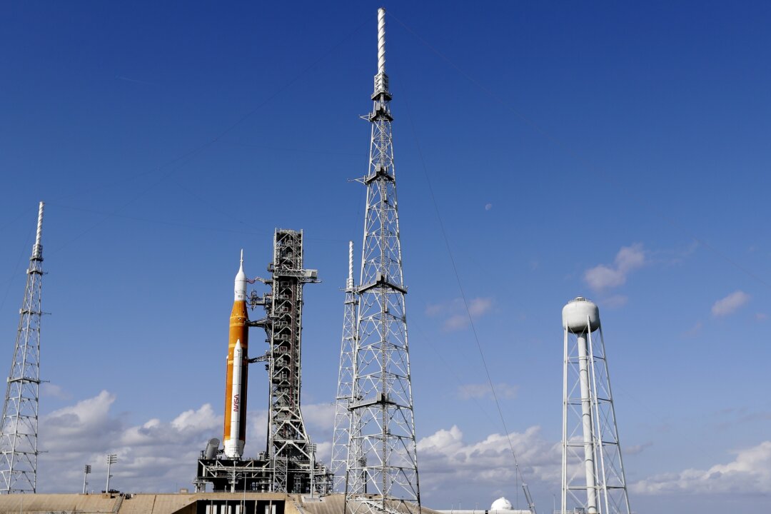 NASA’s Moon Rocket on Track for Wednesday Launch Attempt | The Epoch Times