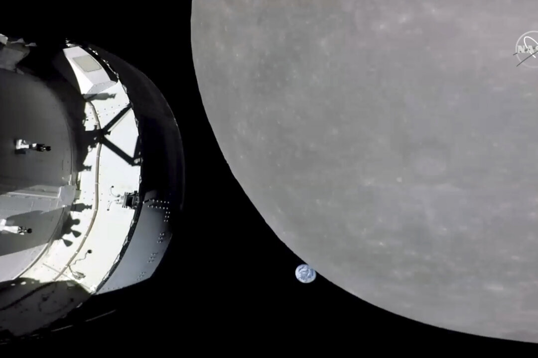 NASA Capsule Buzzes Moon, Last Big Step Before Lunar Orbit | The Epoch ...