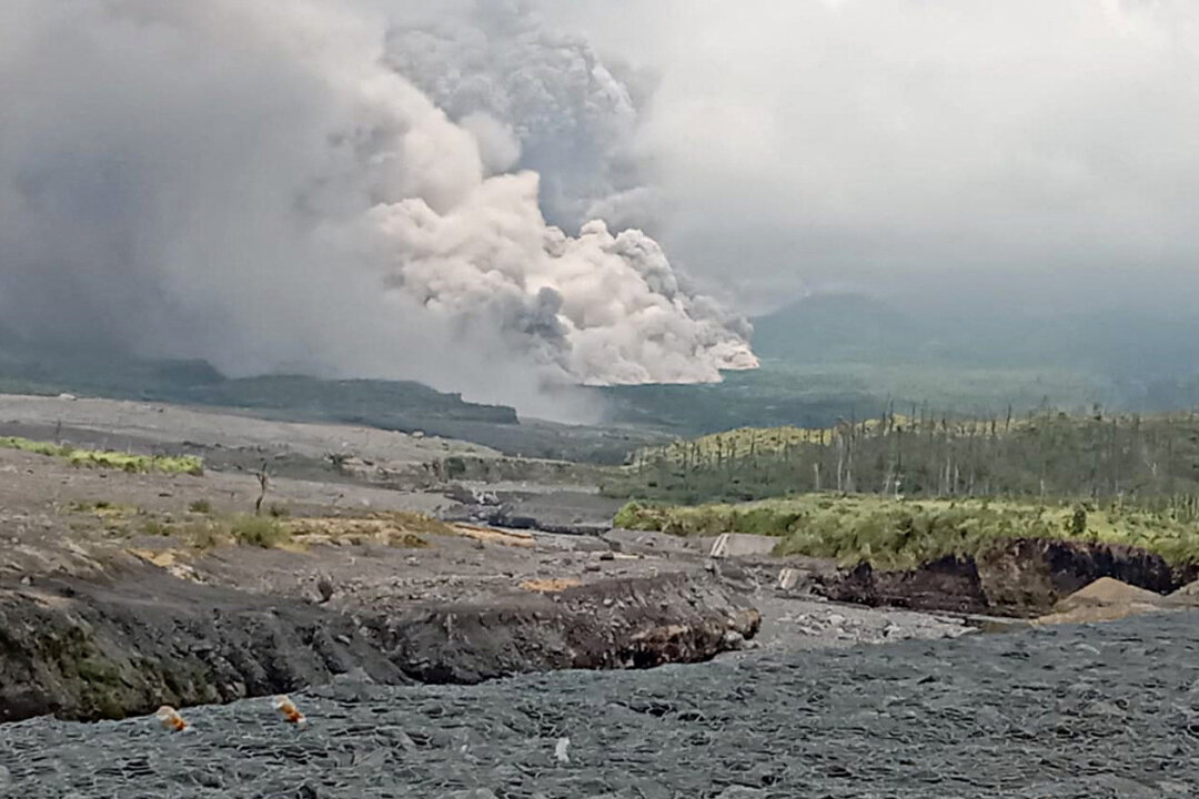 Indonesia Evacuates Villagers as Volcano Erupts on Java Island | The ...