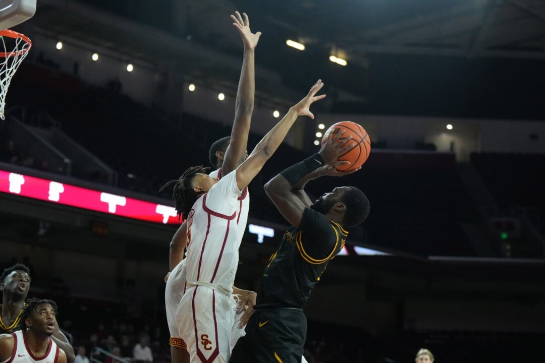 Dixon-Waters, White Score 20 Each, USC Beats LBSU 88–78 | The Epoch Times