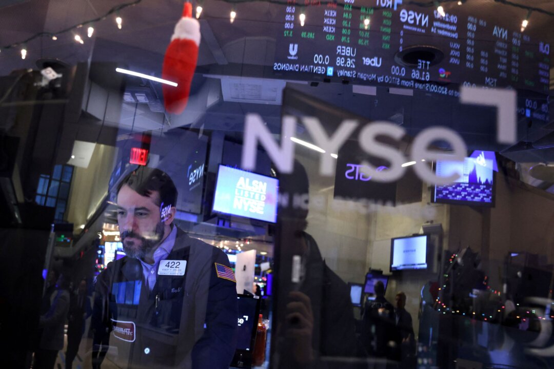 Wall Street Opens Lower on Last Trading Day of Torrid Year | The Epoch ...