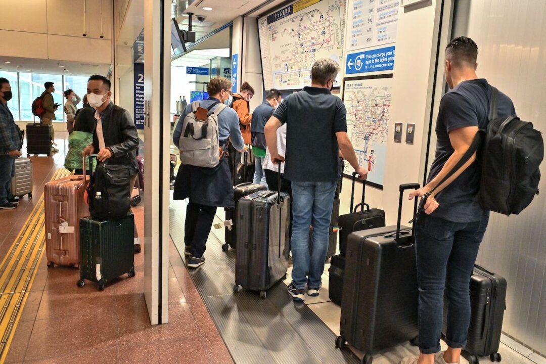 Japan Scraps COVID Border Measures as ‘Golden Week’ Holiday Rush Begins ...