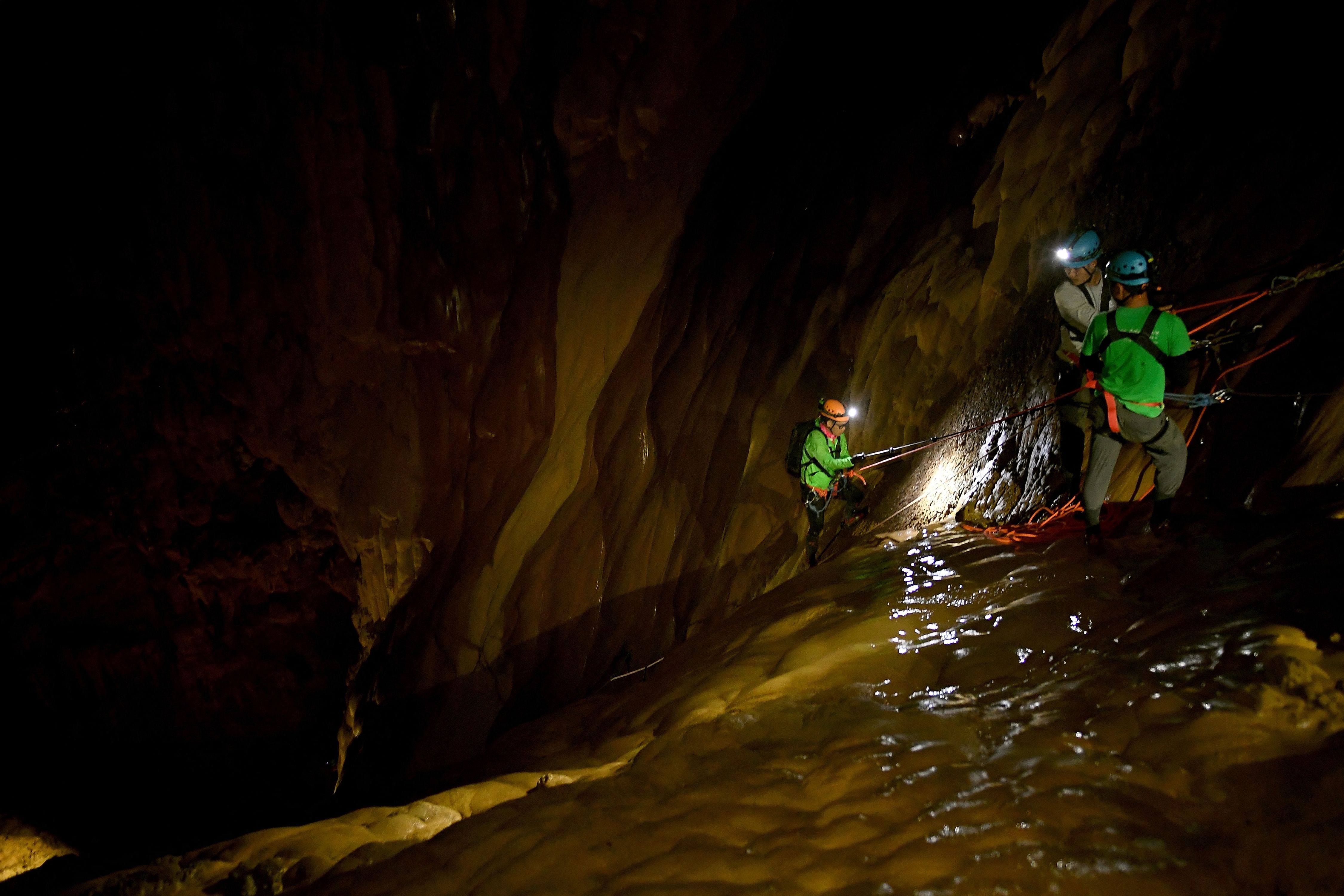Like ‘Jurassic World’: Villager Stumbles on Largest Cave in the World ...