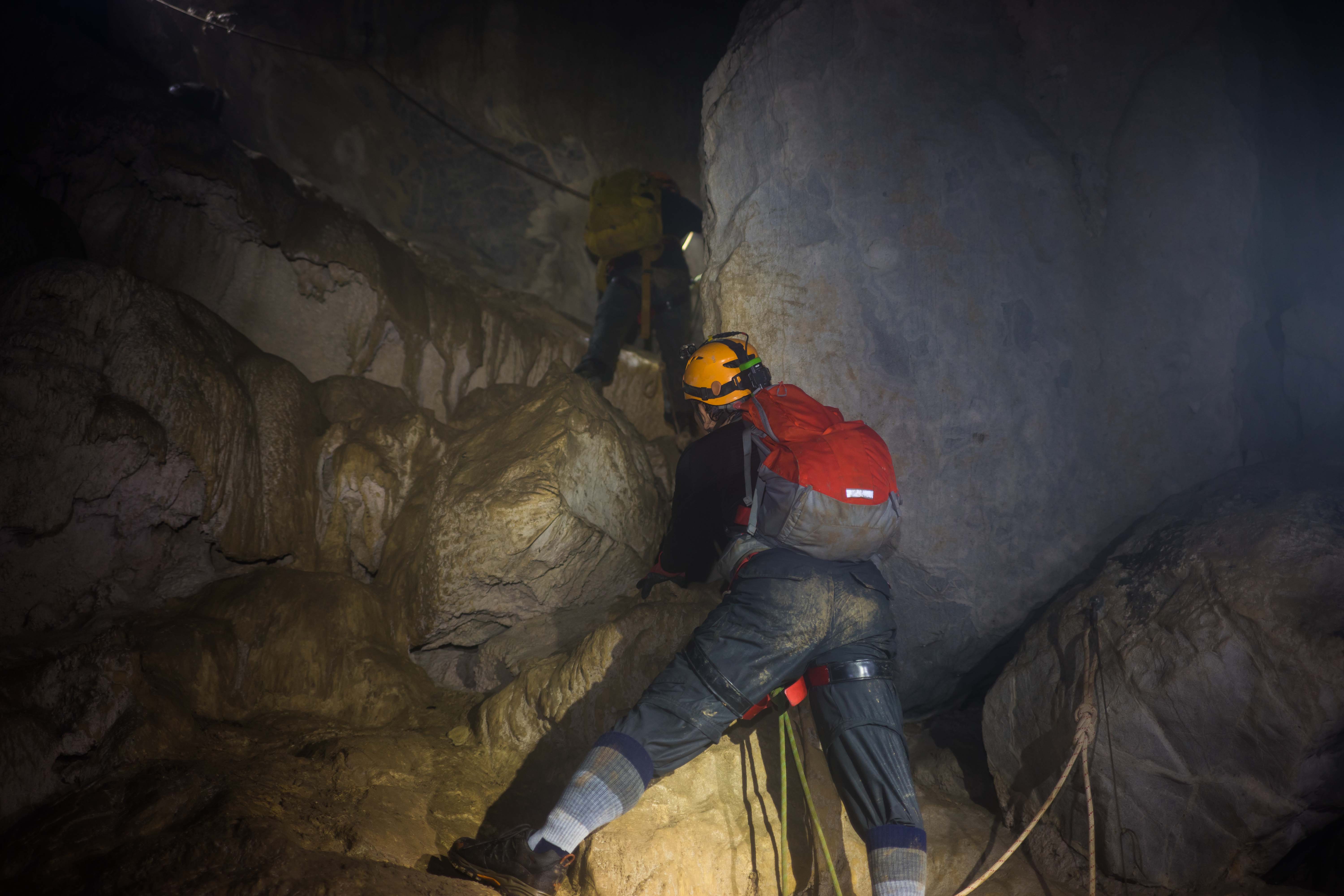 Like ‘Jurassic World’: Villager Stumbles on Largest Cave in the World ...