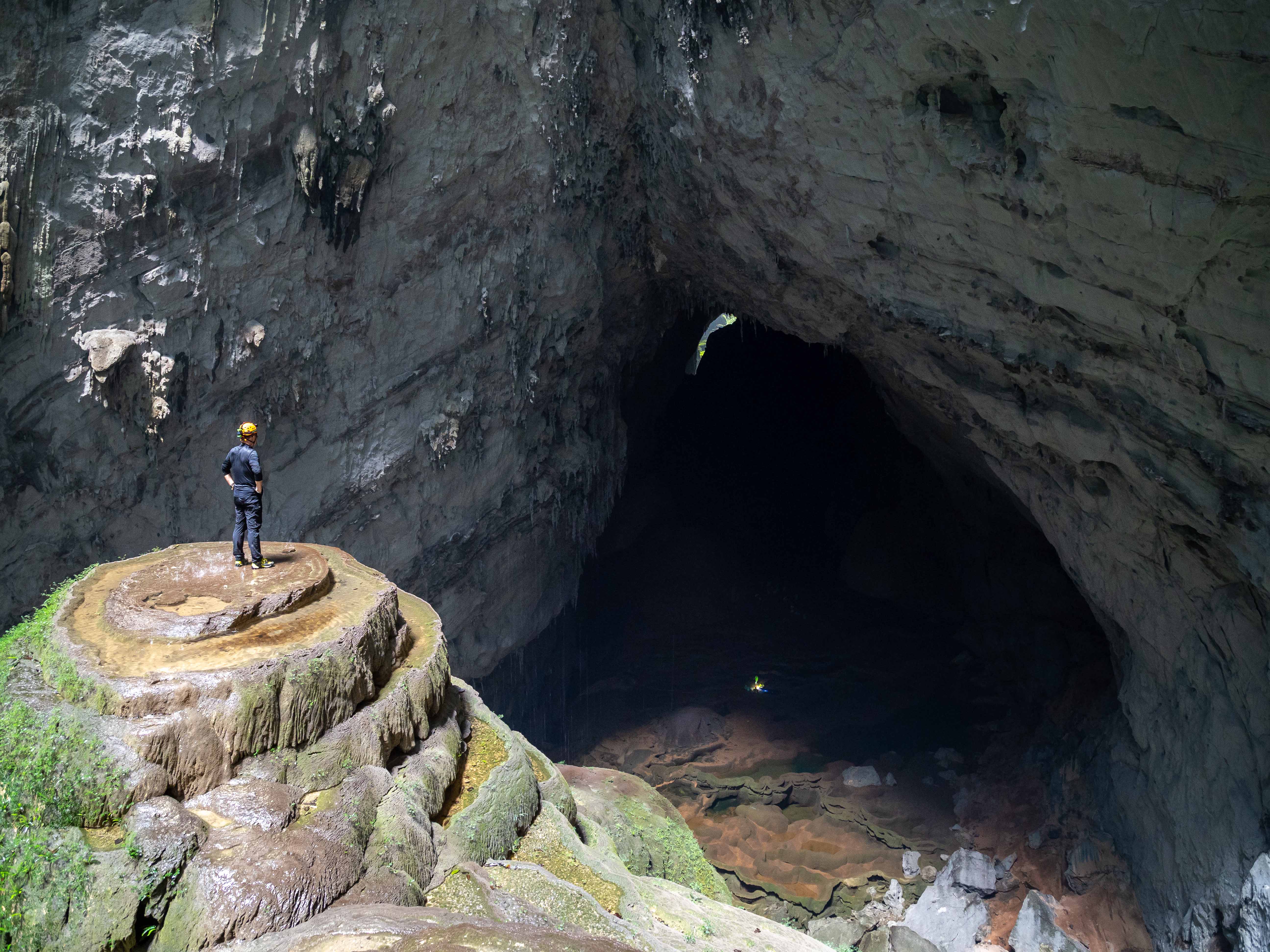 Like ‘Jurassic World’: Villager Stumbles on Largest Cave in the World ...