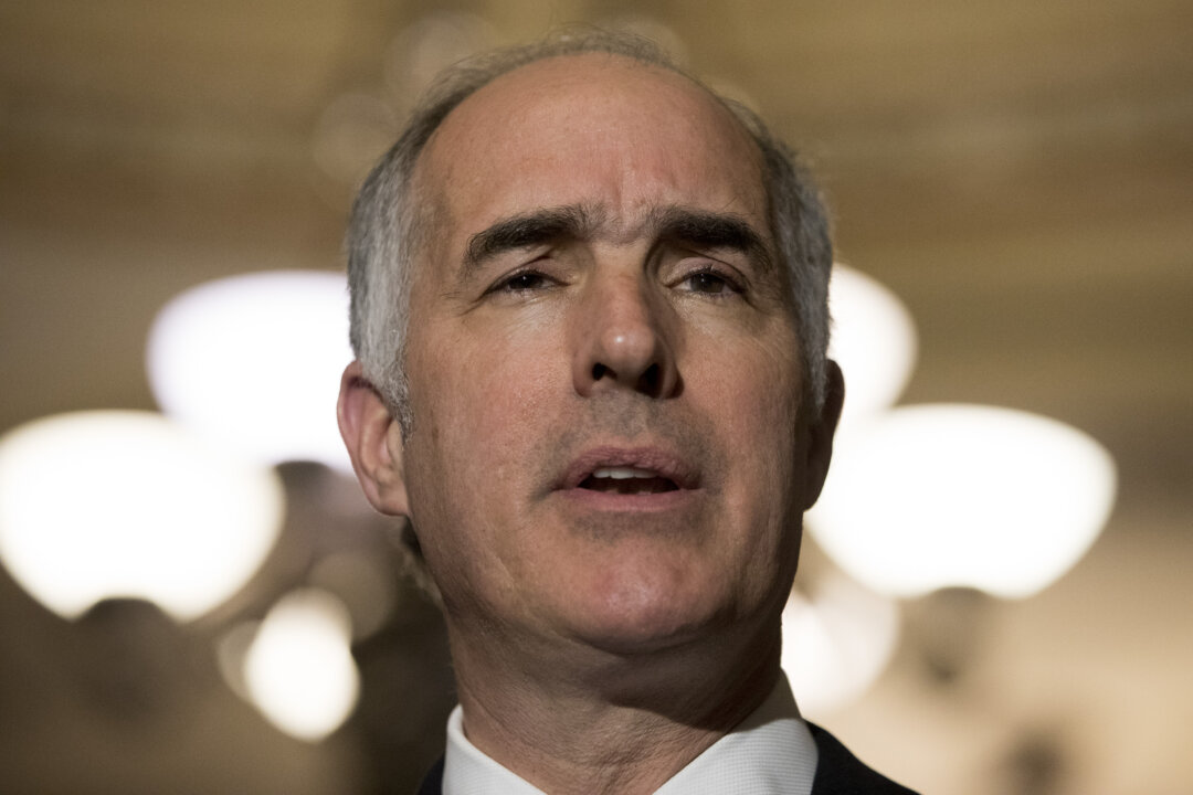 US Senator Announces He Has Cancer | The Epoch Times