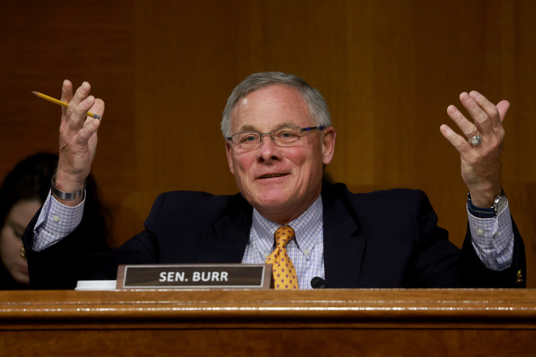 SEC Ends Insider Trading Probe of Former Sen. Richard Burr With No ...