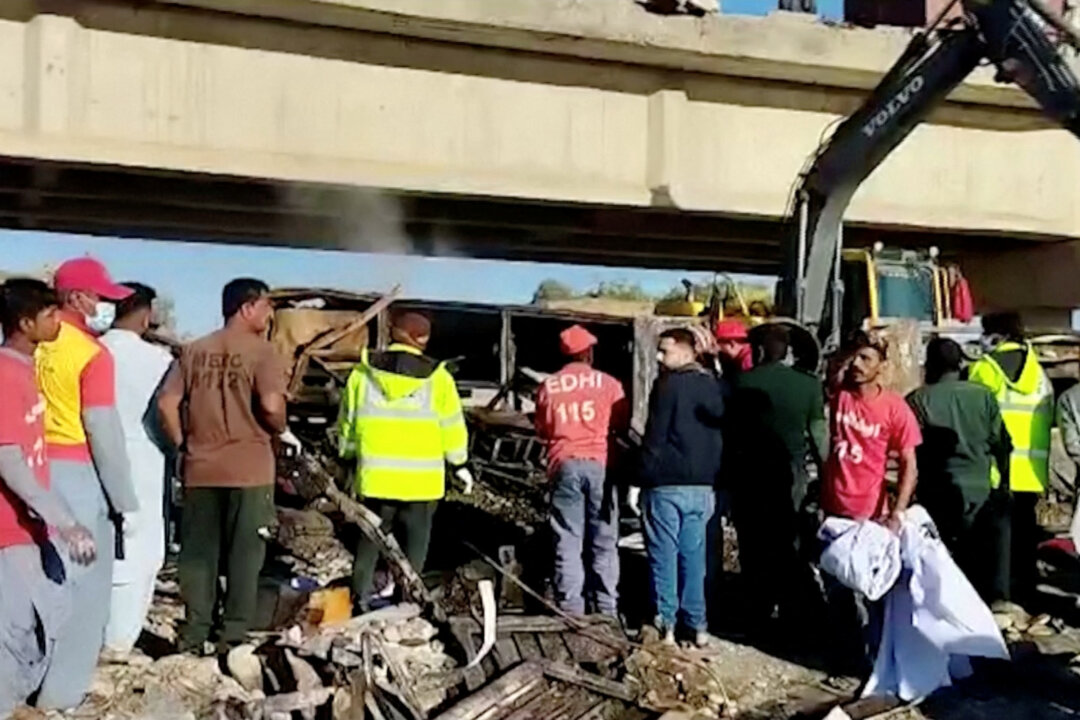 Bus Crash in Southern Pakistan Kills at Least 41 | The Epoch Times