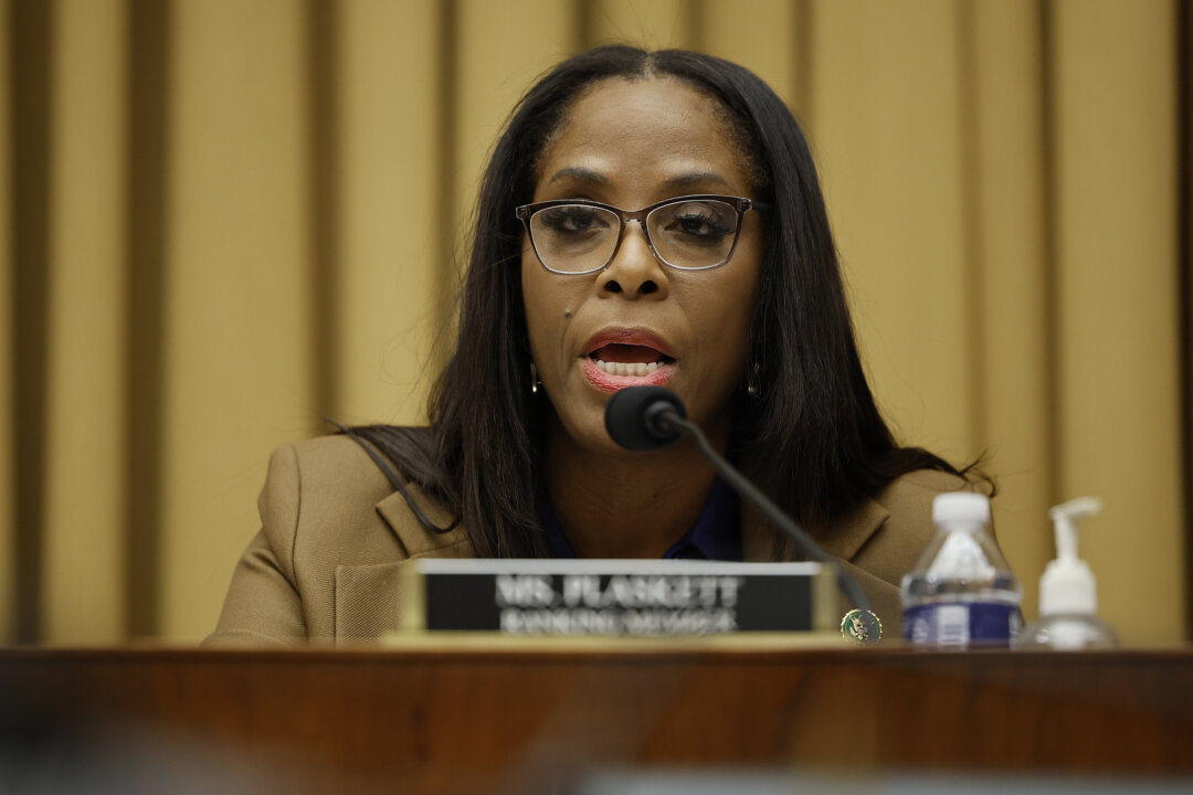 Democrat Congresswoman Went to Jeffrey Epstein’s Home | The Epoch Times