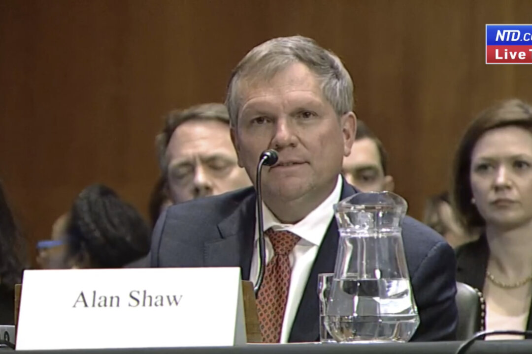Norfolk Southern CEO Repeatedly Apologizes for Ohio Toxic Train Crash ...