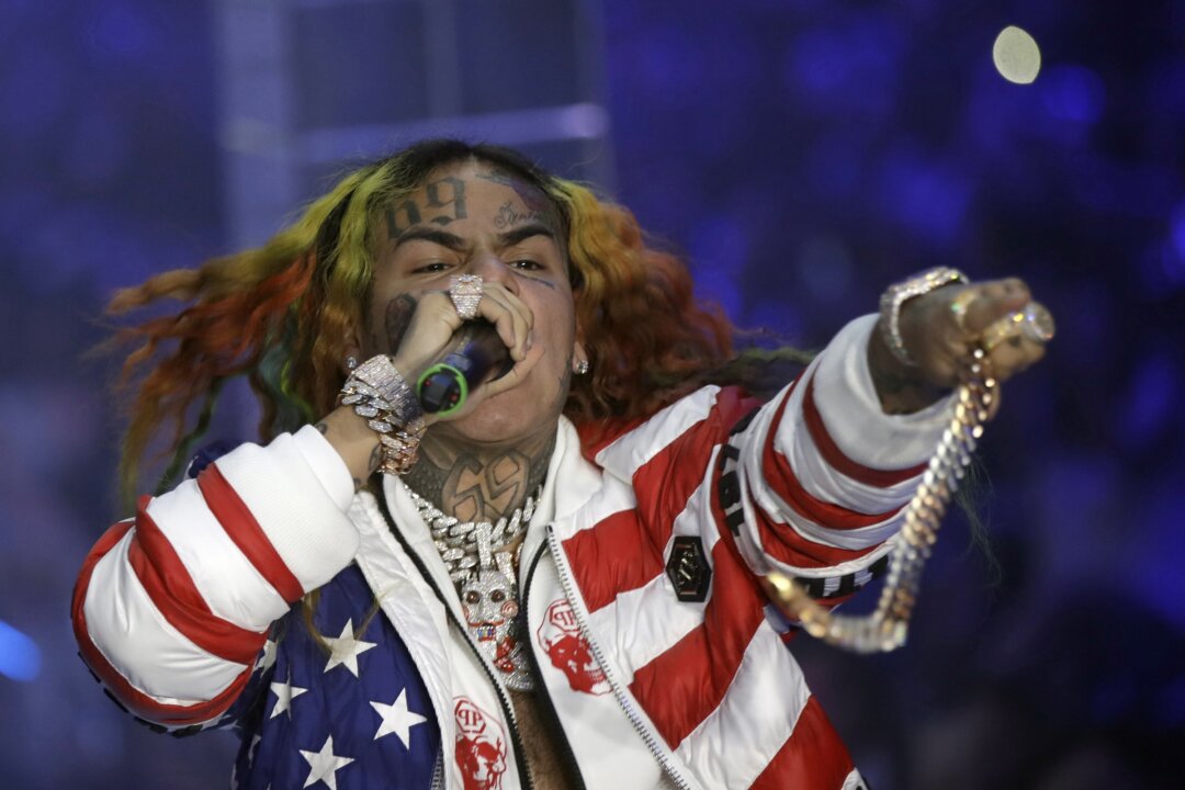 Rapper Tekashi 6Ix9ine Injured in Assault at Florida Gym | The Epoch Times