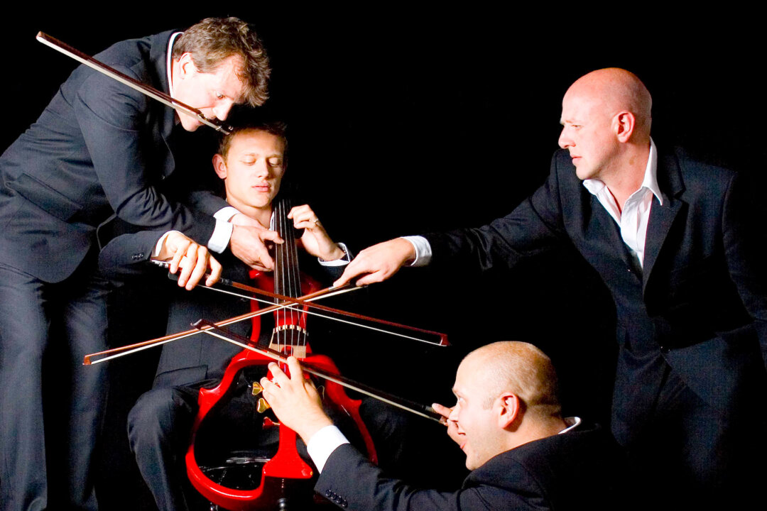 4 Cellists Perform an Amazing Classical Piece on Just One Cello, Here’s ...