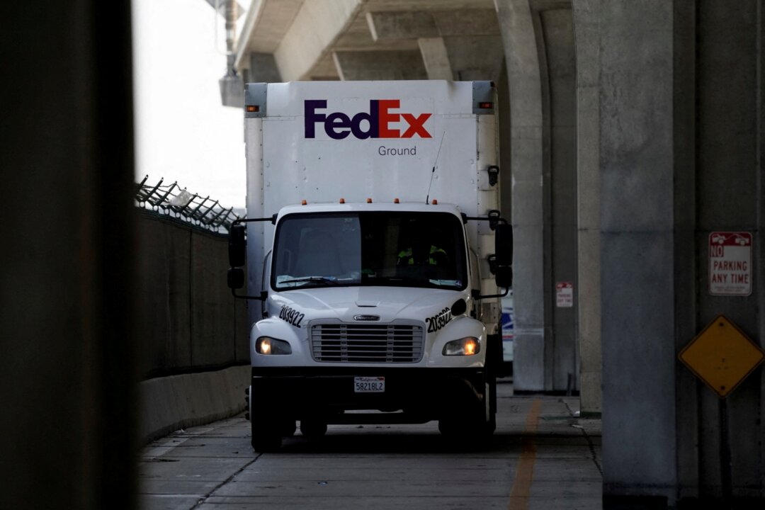 FedEx to Combine Delivery Units as Part of $4 Billion Cost-Cut Push ...