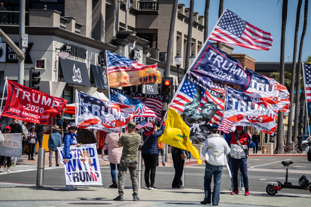 Trump Rallies Pop Up in Orange County After Indictment | The Epoch Times