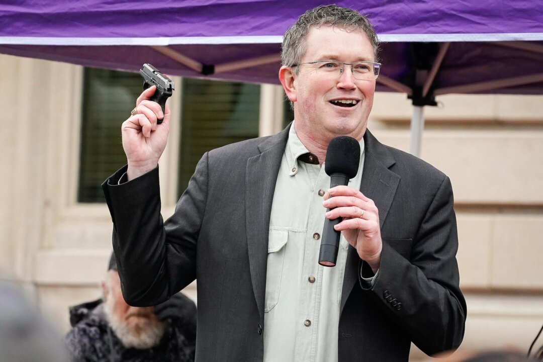 Rep. Massie Refiles Bill to End Federal Gun-Free Zones | The Epoch Times