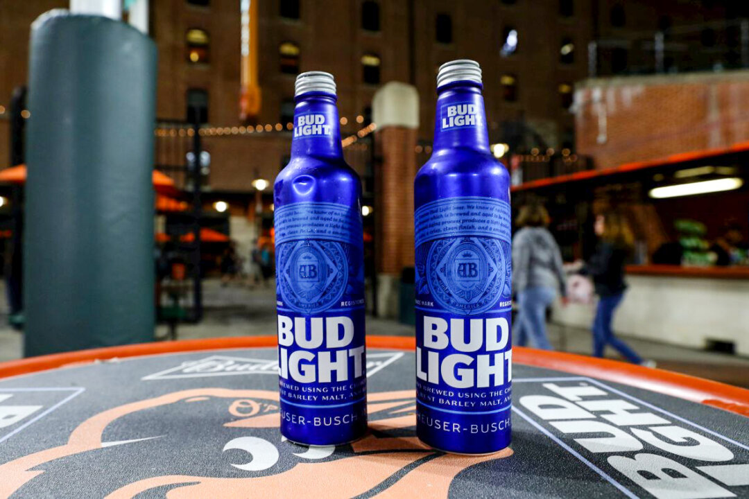 PR Expert Explains Why Bud Light Is Losing Millions With Mulvaney Ad Campaign | The Epoch Times