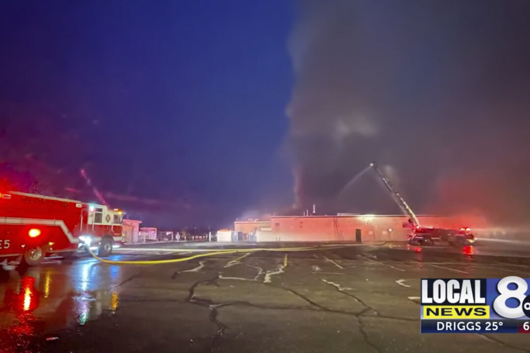 Early Morning Fire Destroys Wing of Idaho High School | The Epoch Times
