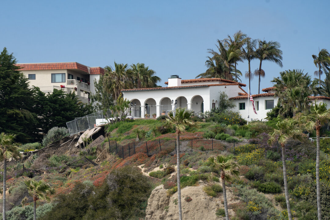 Landslide in San Clemente Continues to Interrupt Train Service | The Epoch Times