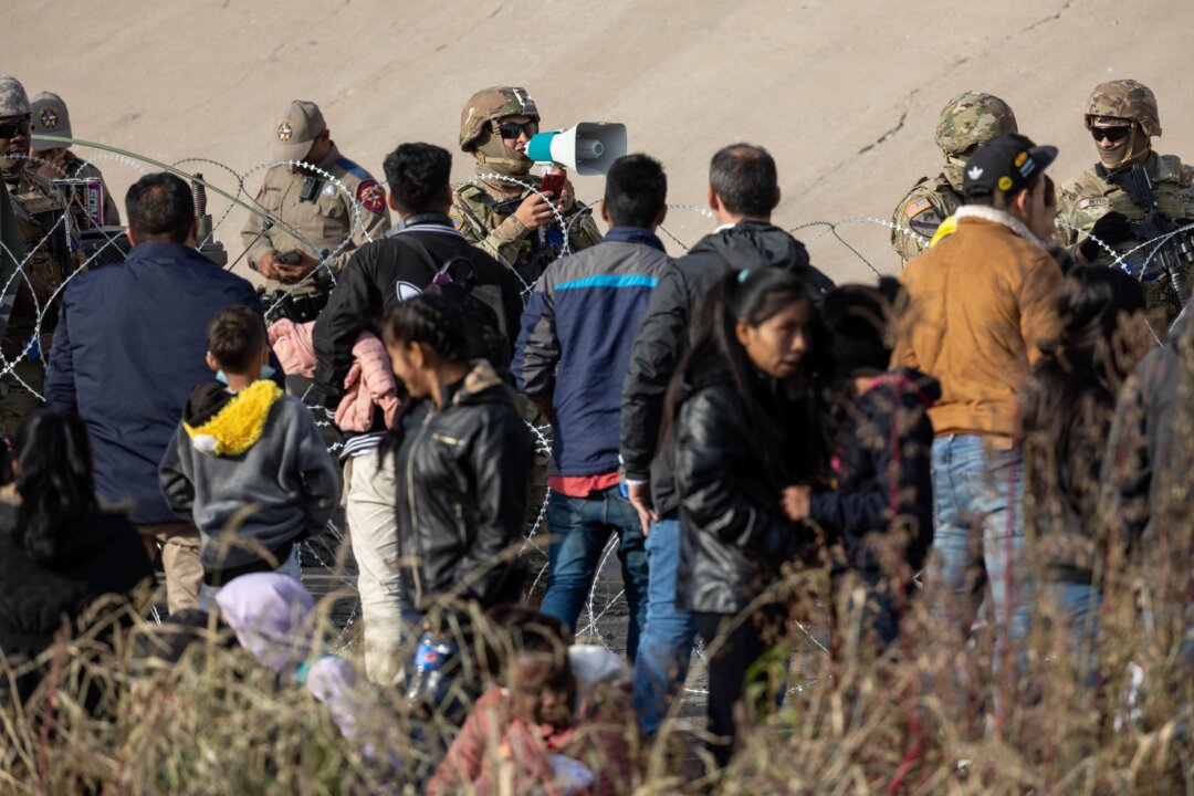 Large Number of Migrants Lined Up in Texas Before Title 42 Ends, Drone ...