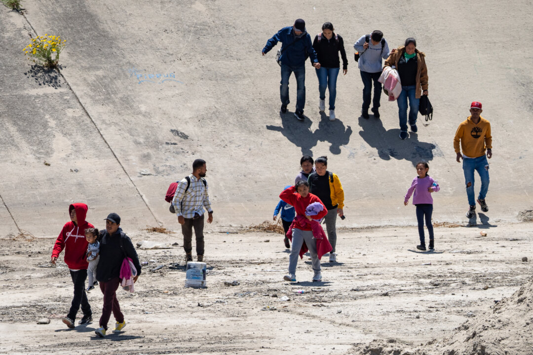 IN-DEPTH: Thousands of Migrants Released Into Southern California as ...