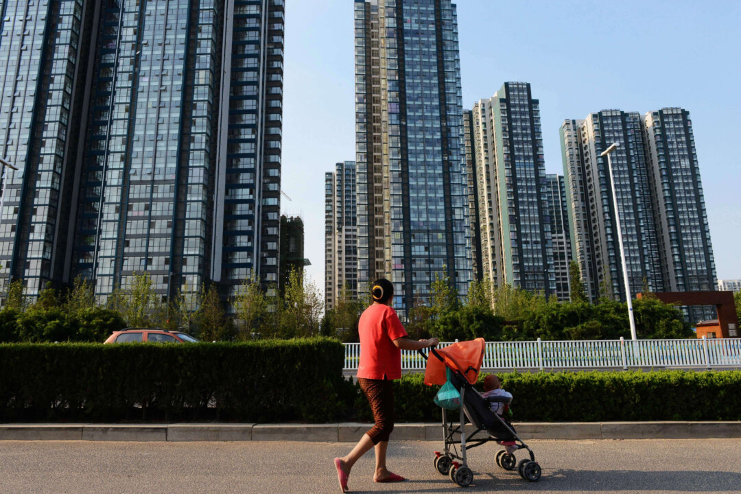 Chinese Homebuyers Move Into Unfinished Apartments in Coastal City ...