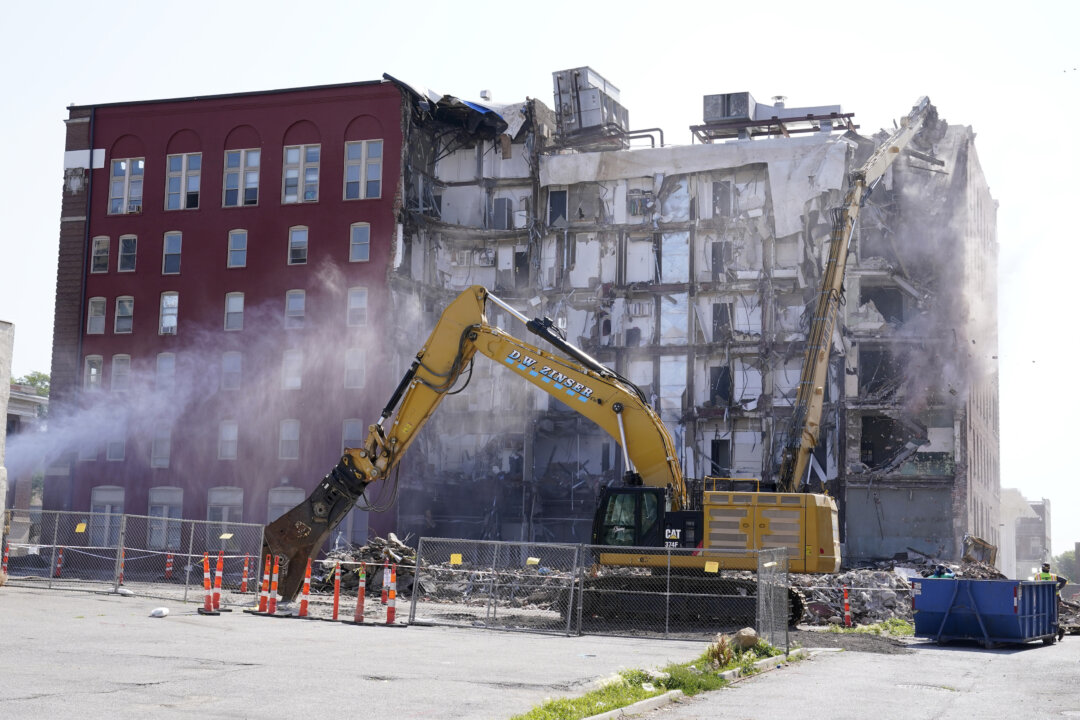 Crews Begin Demolishing Remains of Collapsed Iowa Building | The Epoch ...