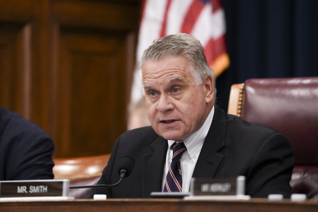 Bipartisan US Panel Demands DOJ Investigate CCP’s Role in ‘Brazen’ APEC ...