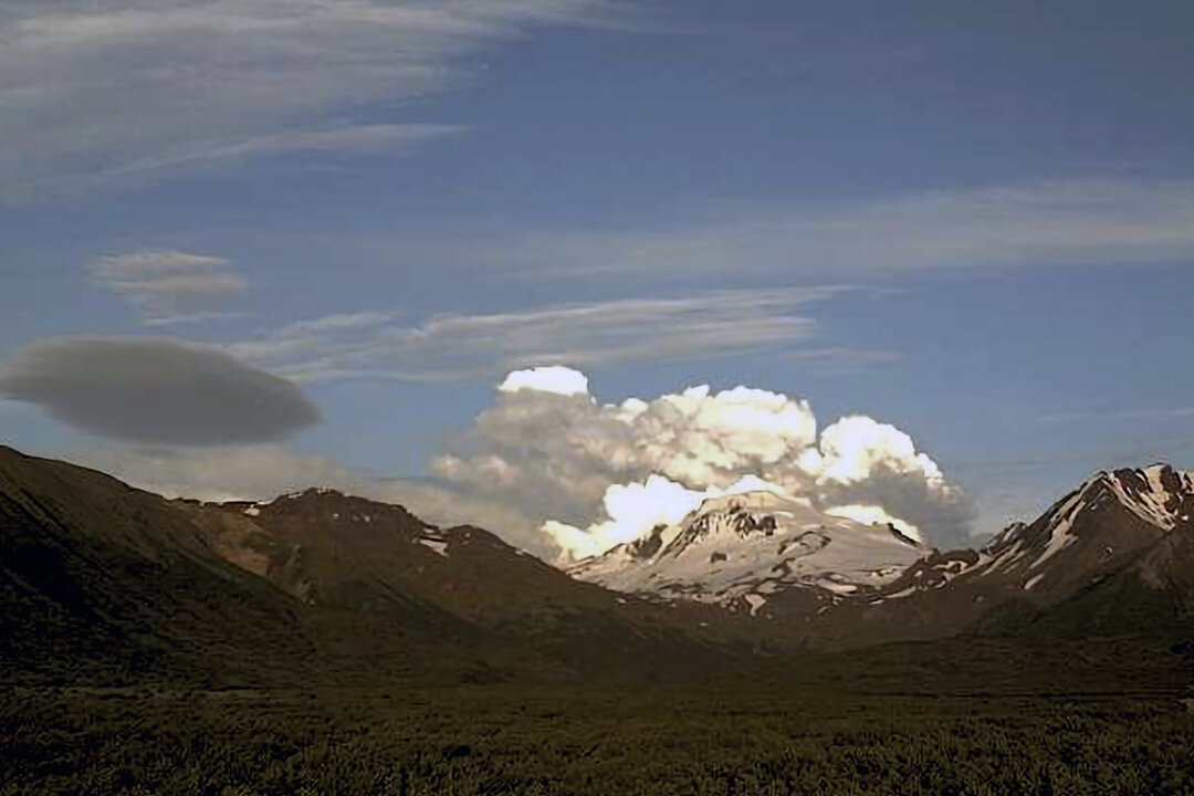 Alaska Volcano’s Weeklong Eruption Eases After Spewing Another Massive ...