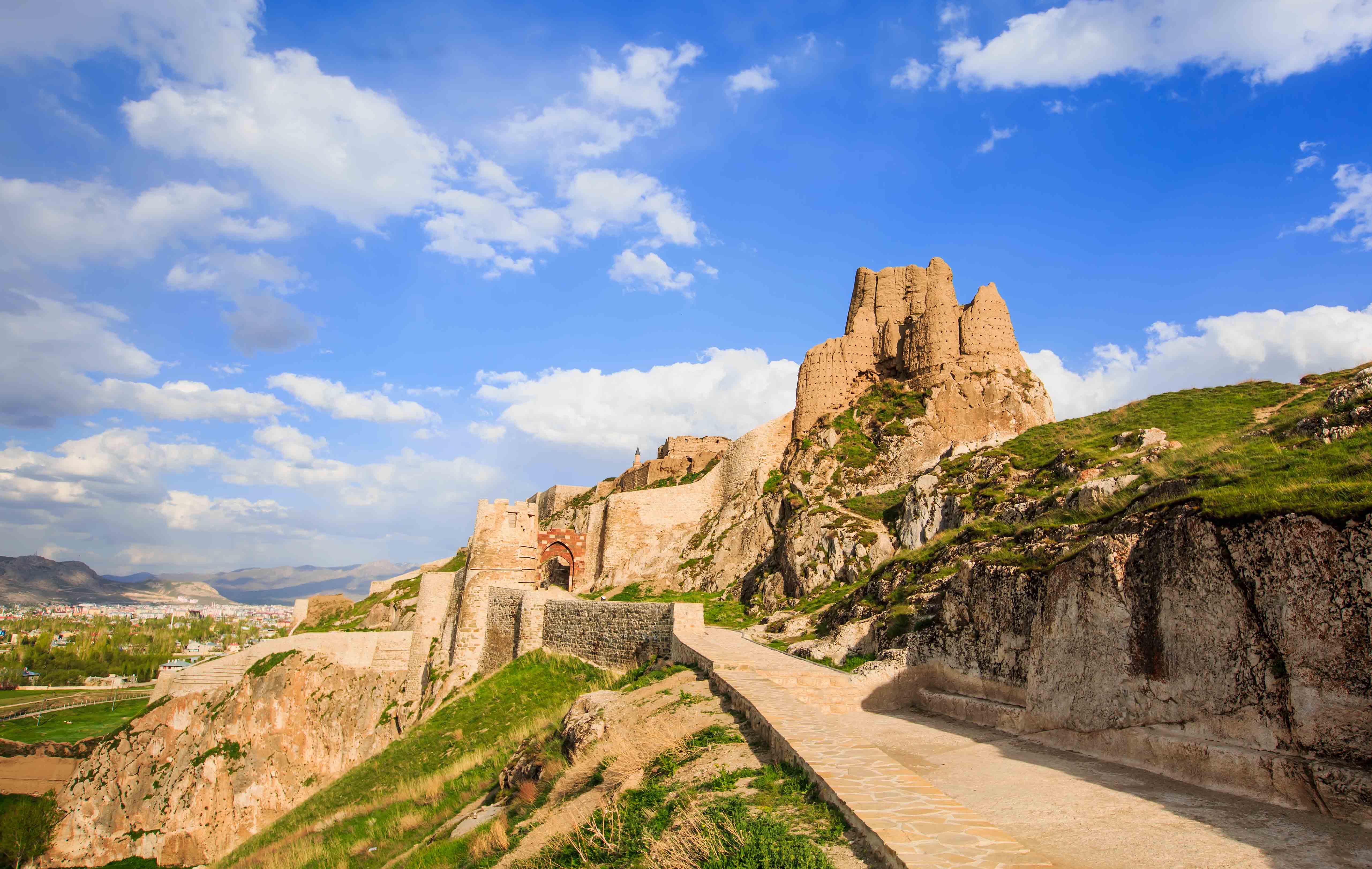 Van Castle: The Ancient Fortress Built in the 9th Century B.C. Without ...