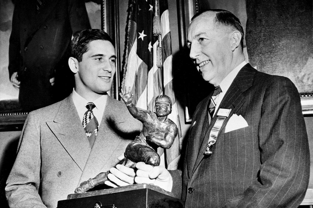 Johnny Lujack, 1947 Heisman Winner Who Led Notre Dame to 3 National ...
