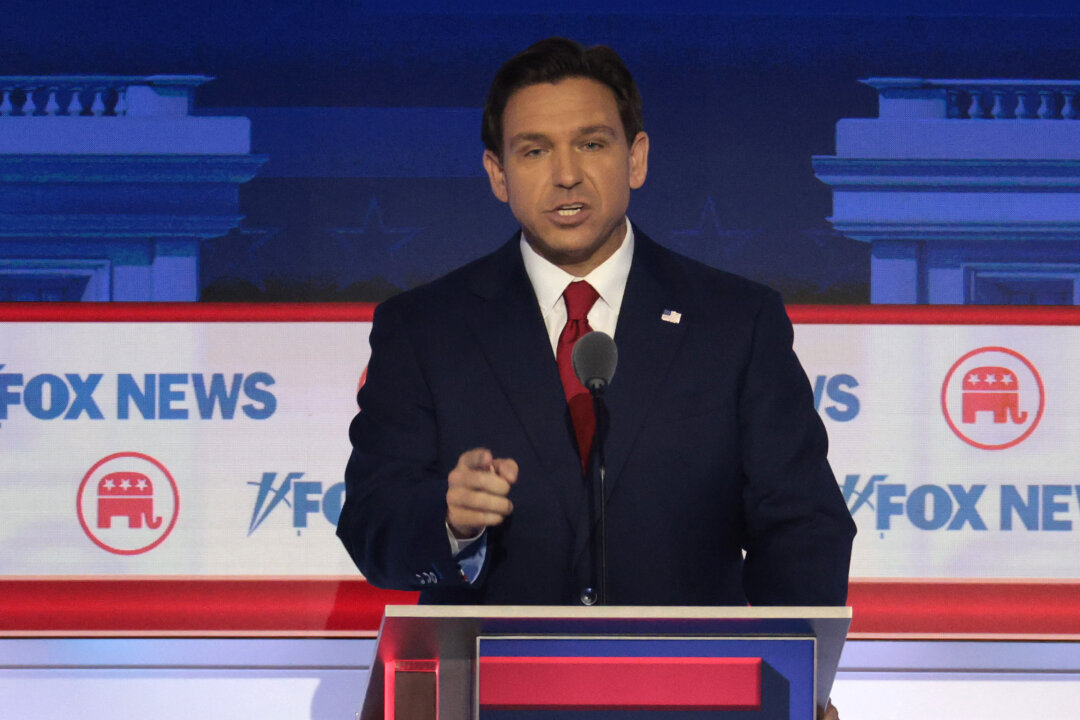 DeSantis Explains Why He Hesitated to Raise His Hand During Debate as ...