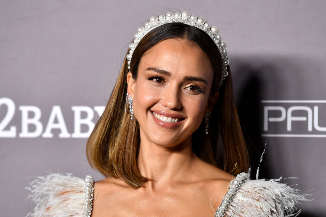 Jessica Alba, Lizzy Mathis Pursue ‘Honest Renovations’ on Roku | The ...