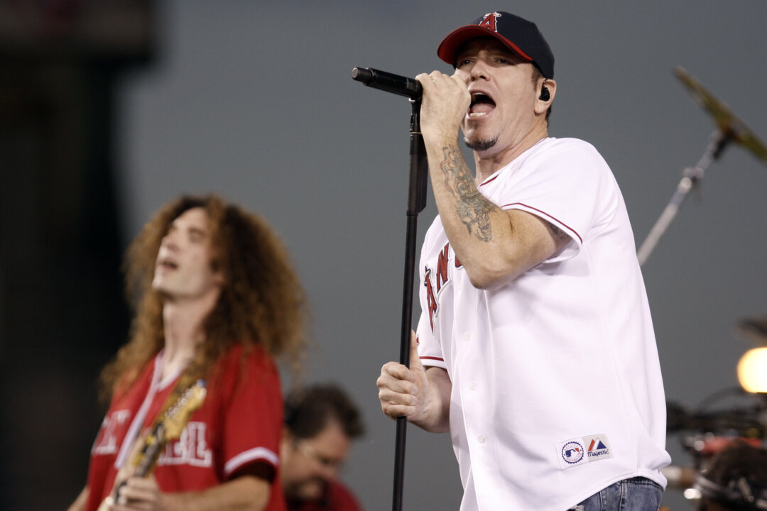 Smash Mouth Frontman Steve Harwell Dies at 56 | The Epoch Times