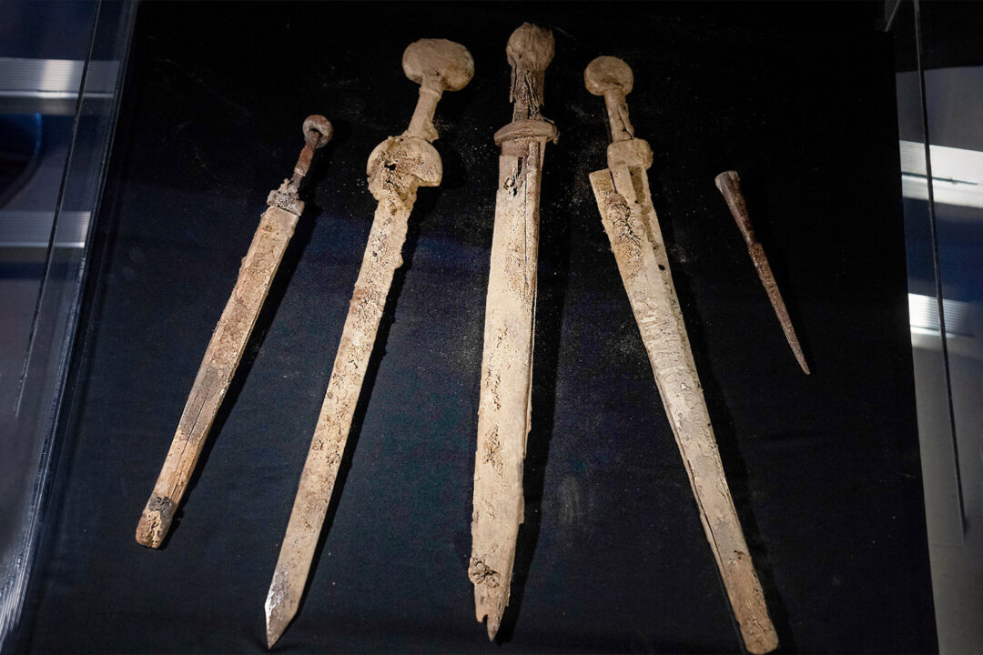 Archaeologists Find 4 Exquisitely Preserved Roman Swords Used by Jewish ...