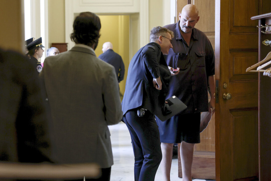 Senate Unanimously Passes New Formal Dress Code After Controversy | The ...