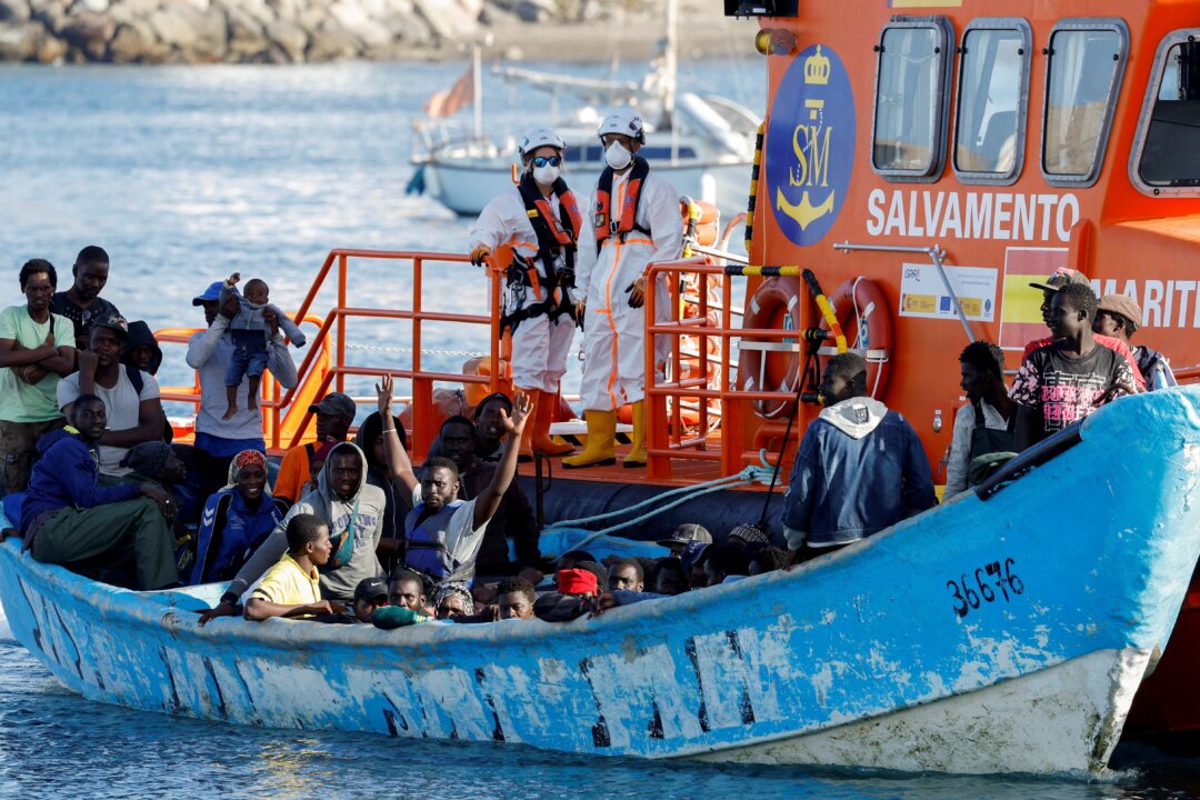 Over 8,500 Migrants Reach Spain’s Canary Islands in 2 Weeks: Ministry Data | The Epoch Times