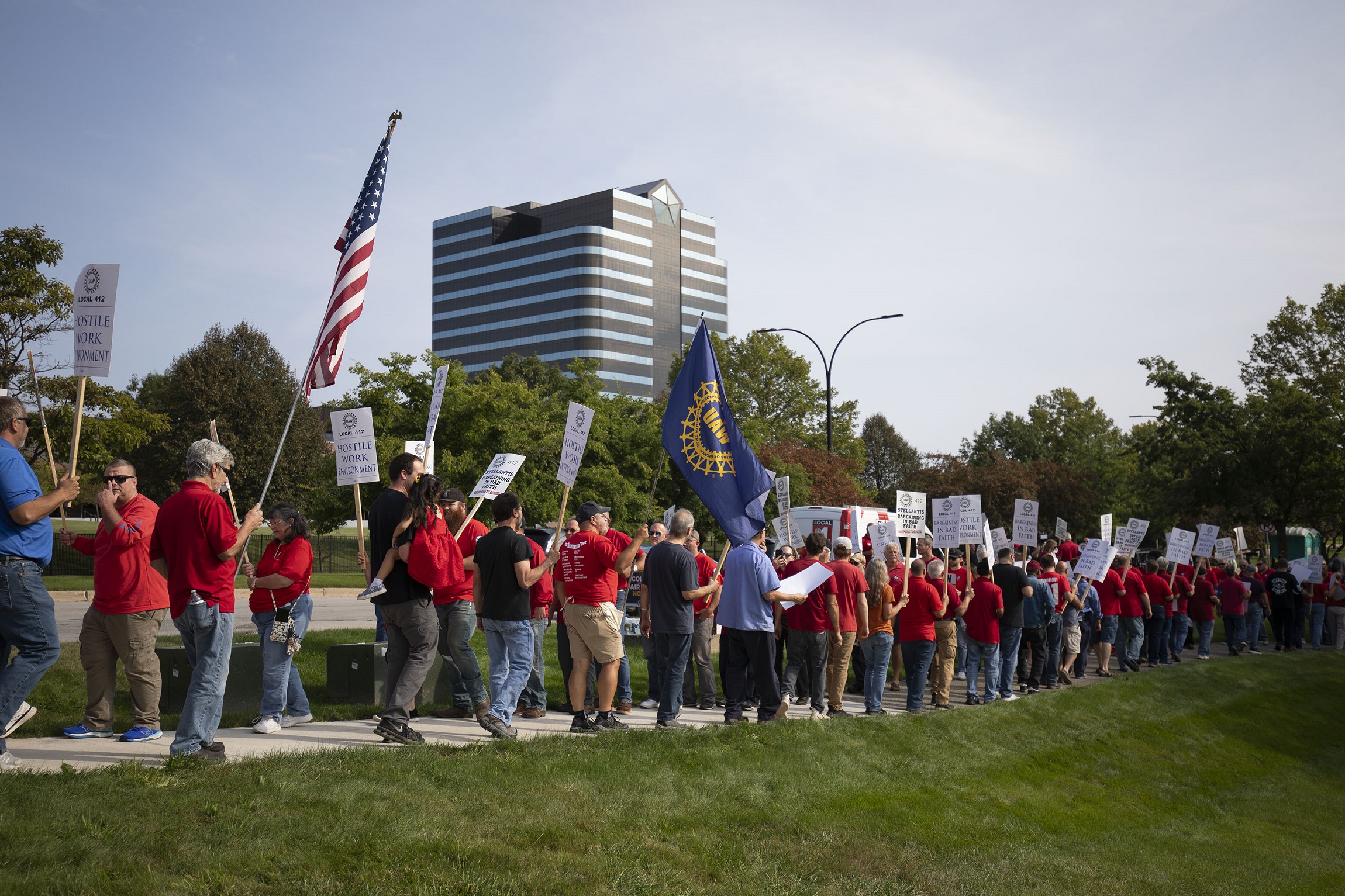 UAW Strike Expands in Detroit | EpochTV