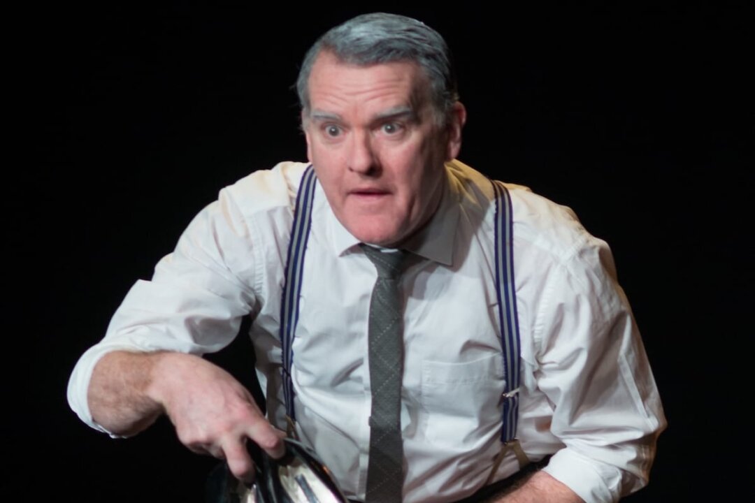 Mikel Murfi’s ‘The Man in the Woman’s Shoes’ | The Epoch Times