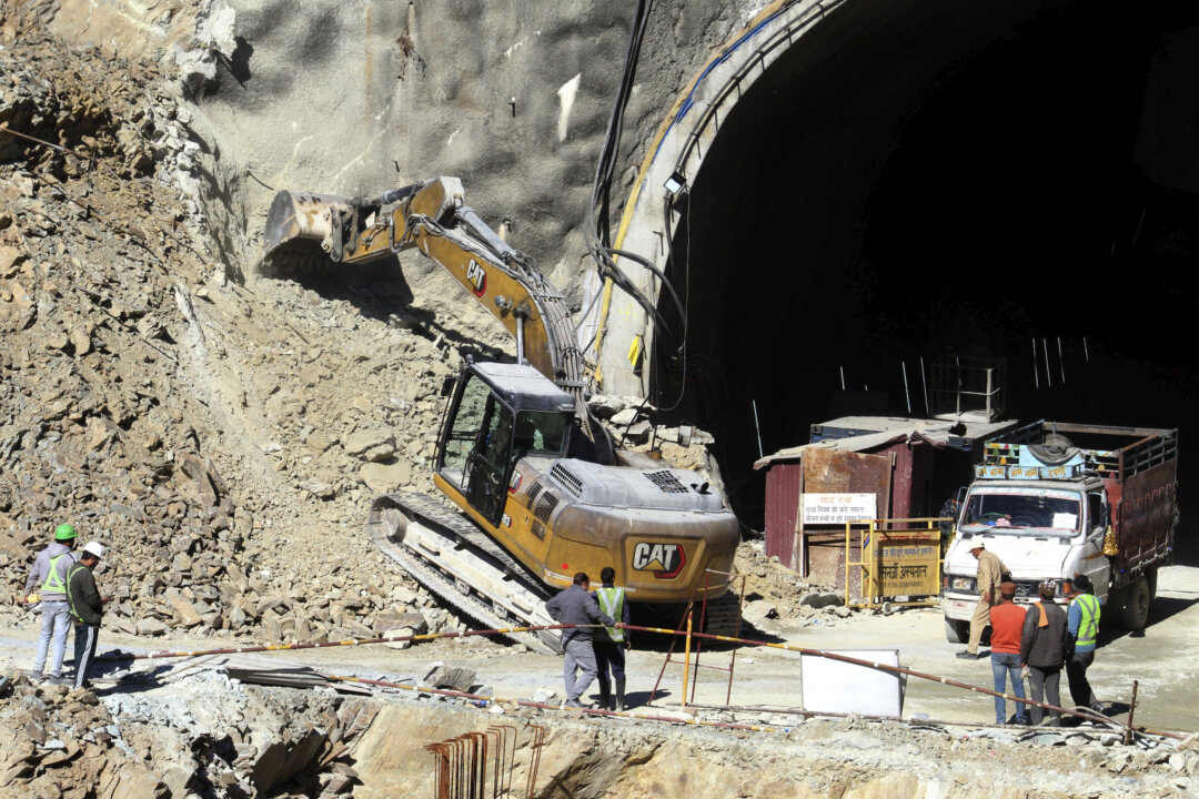41 Workers in India Stuck in Tunnel for 8th Day, Officials Consider ...