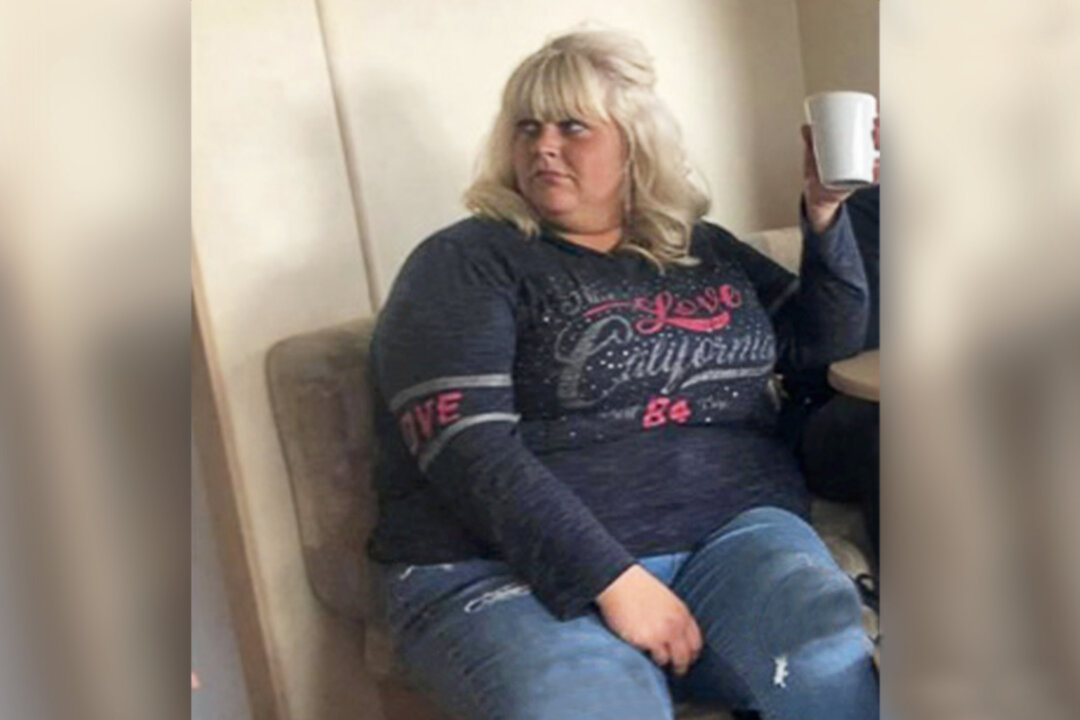 Obese Mom Shocked to See Her Sneaky Photo Taken by Her Little Daughter ...