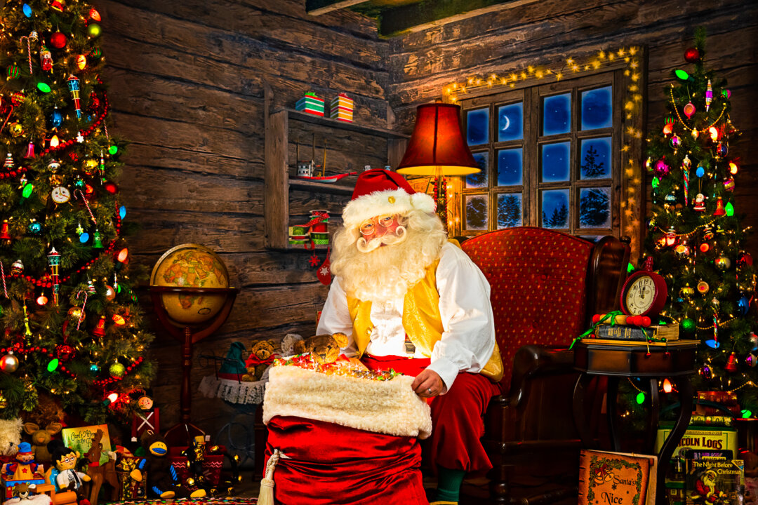 Veteran Portrays Santa Every Christmas To ‘Keep Magic of the Season ...