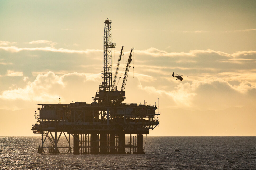 US Oil Posts Biggest Weekly Gain in 2 Years Amid Middle East Tensions ...