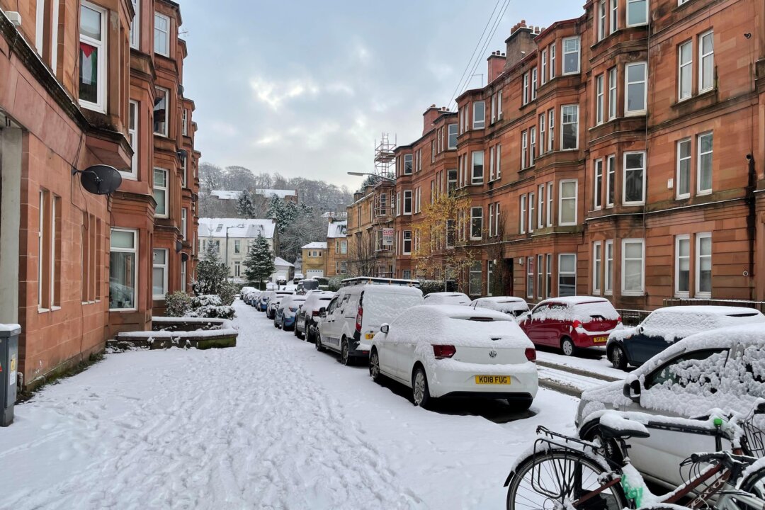 Heavy Snow Hits Flights as Temperatures Plunge Across UK | The Epoch Times