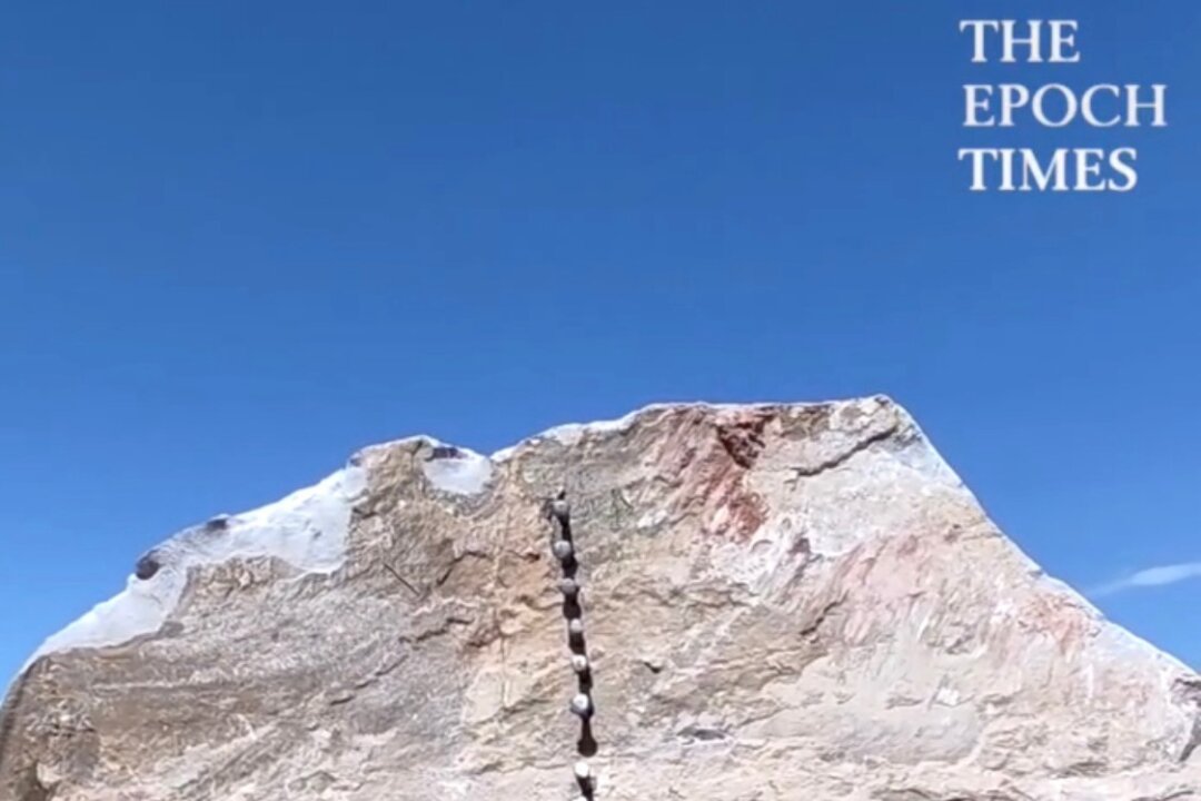 The Art of Splitting Giant Boulders | The Epoch Times